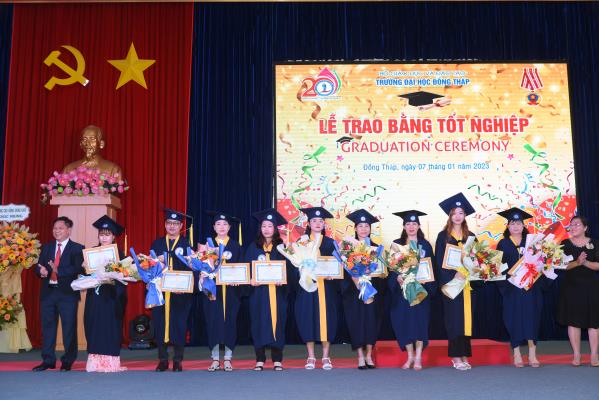 Trường Đại học Đồng Tháp tổ chức trao bằng tốt nghiệp hình thức vừa làm ...