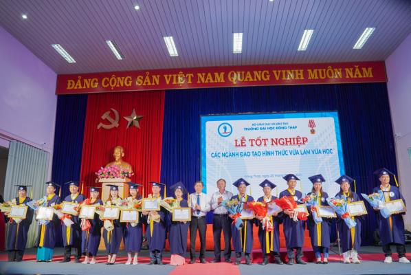 Trường Đại học Đồng Tháp tổ chức trao bằng tốt nghiệp hình thức vừa làm ...